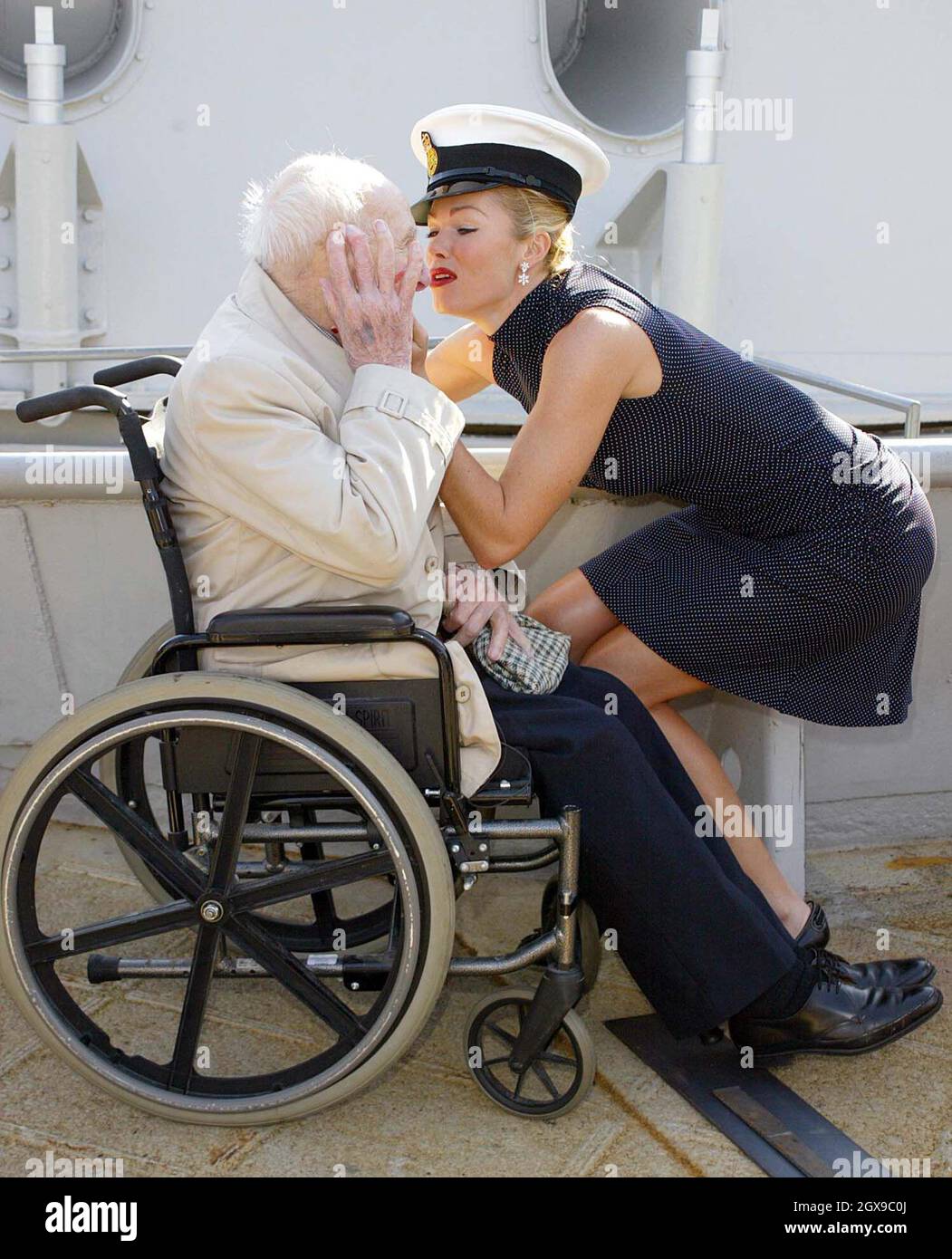 Nell McAndrew with Henry Allingham, who is Britain's oldest surviving ...