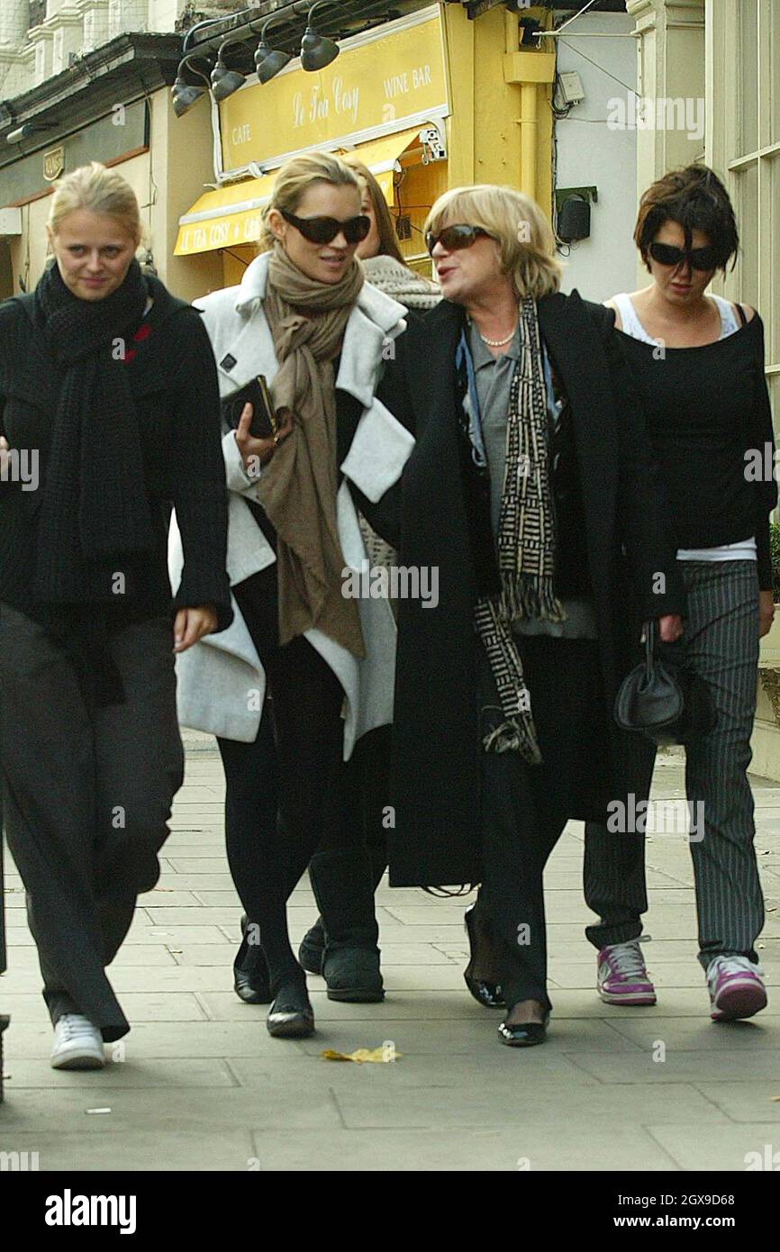 Kate Moss walks with Sadie Frost, Marianne Faithfull and other friends ...