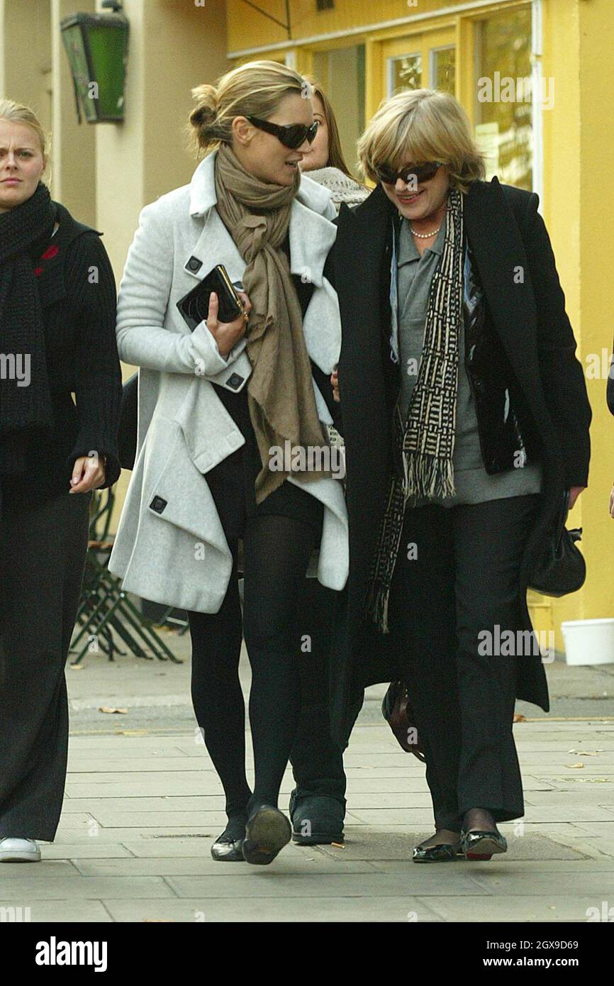 Kate Moss walks with Sadie Frost, Marianne Faithfull and other friends ...