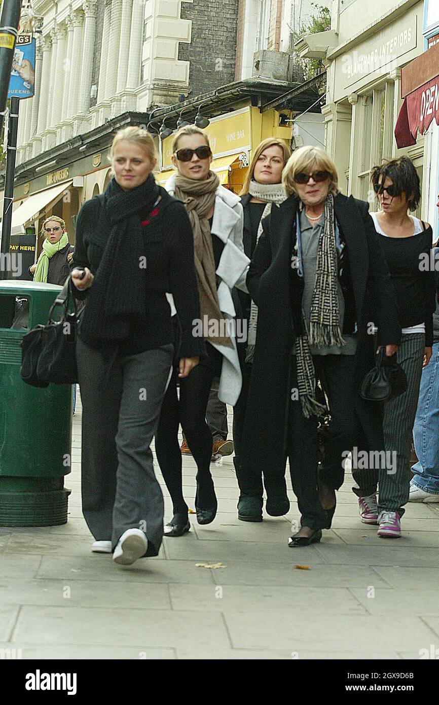 Kate Moss walks with Sadie Frost, Marianne Faithfull and other friends ...