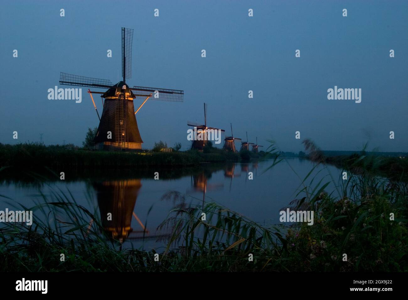Kinderdijk windmill at night hi-res stock photography and images - Alamy