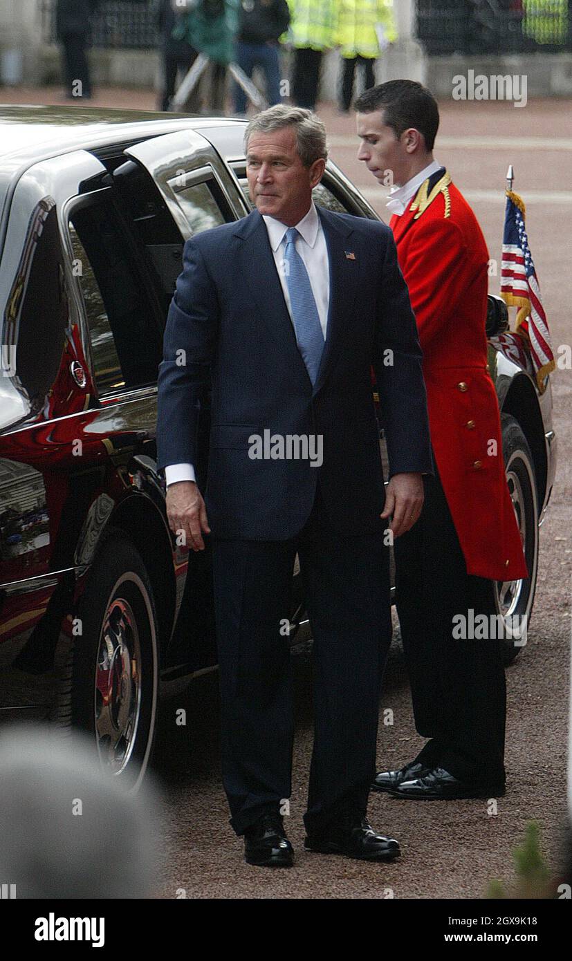US president George Bush is welcomed by The Queen and The Duke of ...