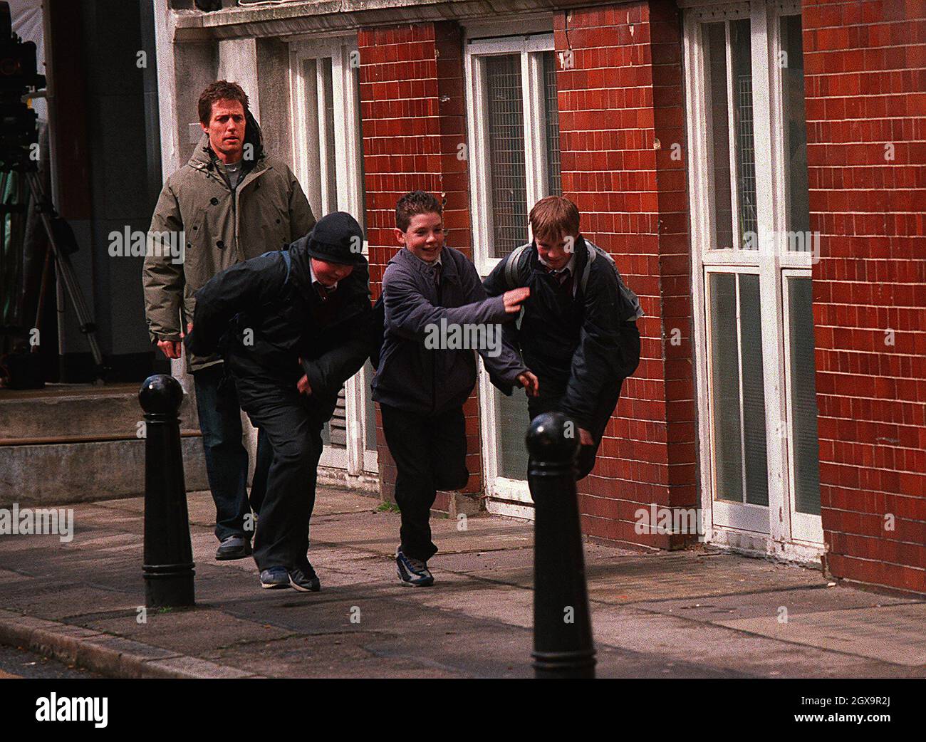 1HUGH GRANT FILMING 'ABOUT A BOY' AT CLERKENWELL GREEN IN LONDON. THE ...
