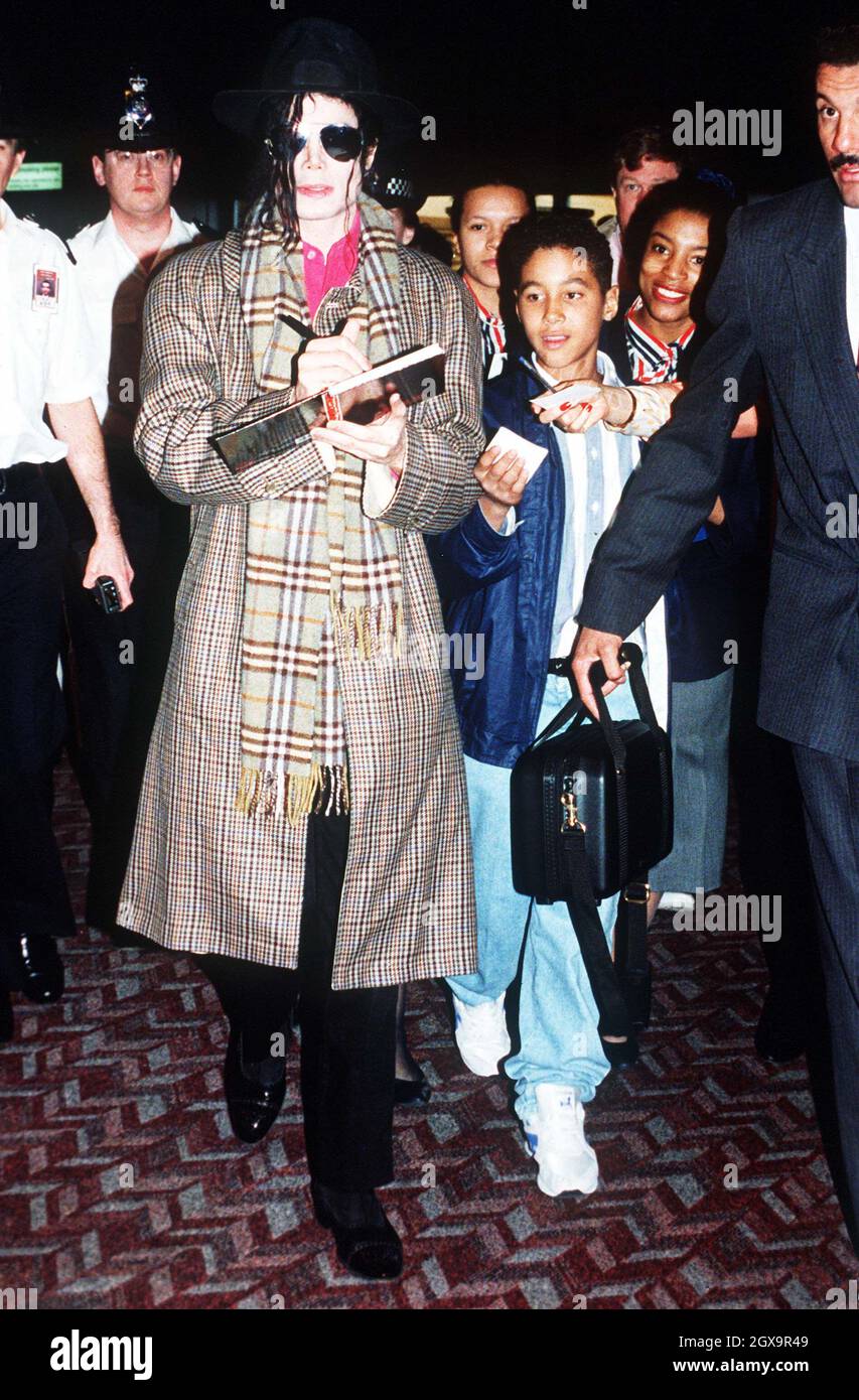 Michael Jackson at heathrow airport Stock Photo - Alamy