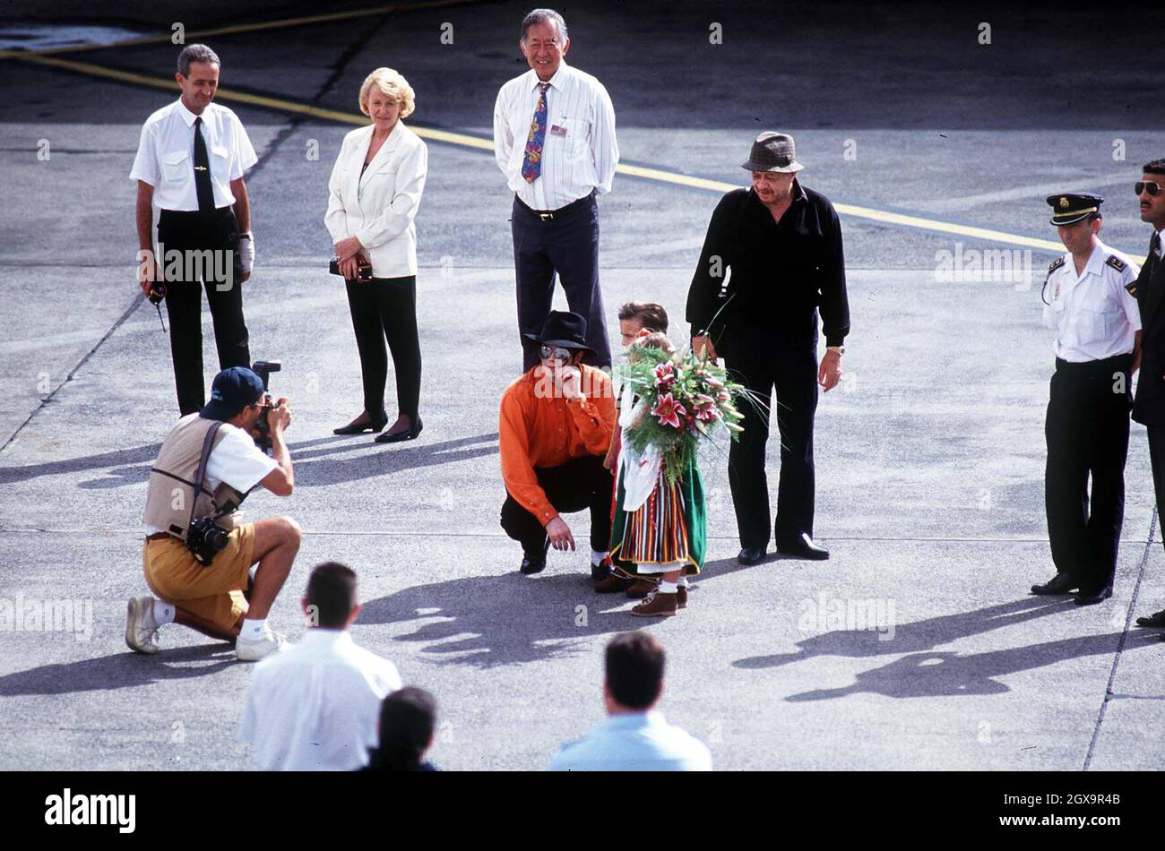 Michael Jackson surrounded by security Stock Photo - Alamy