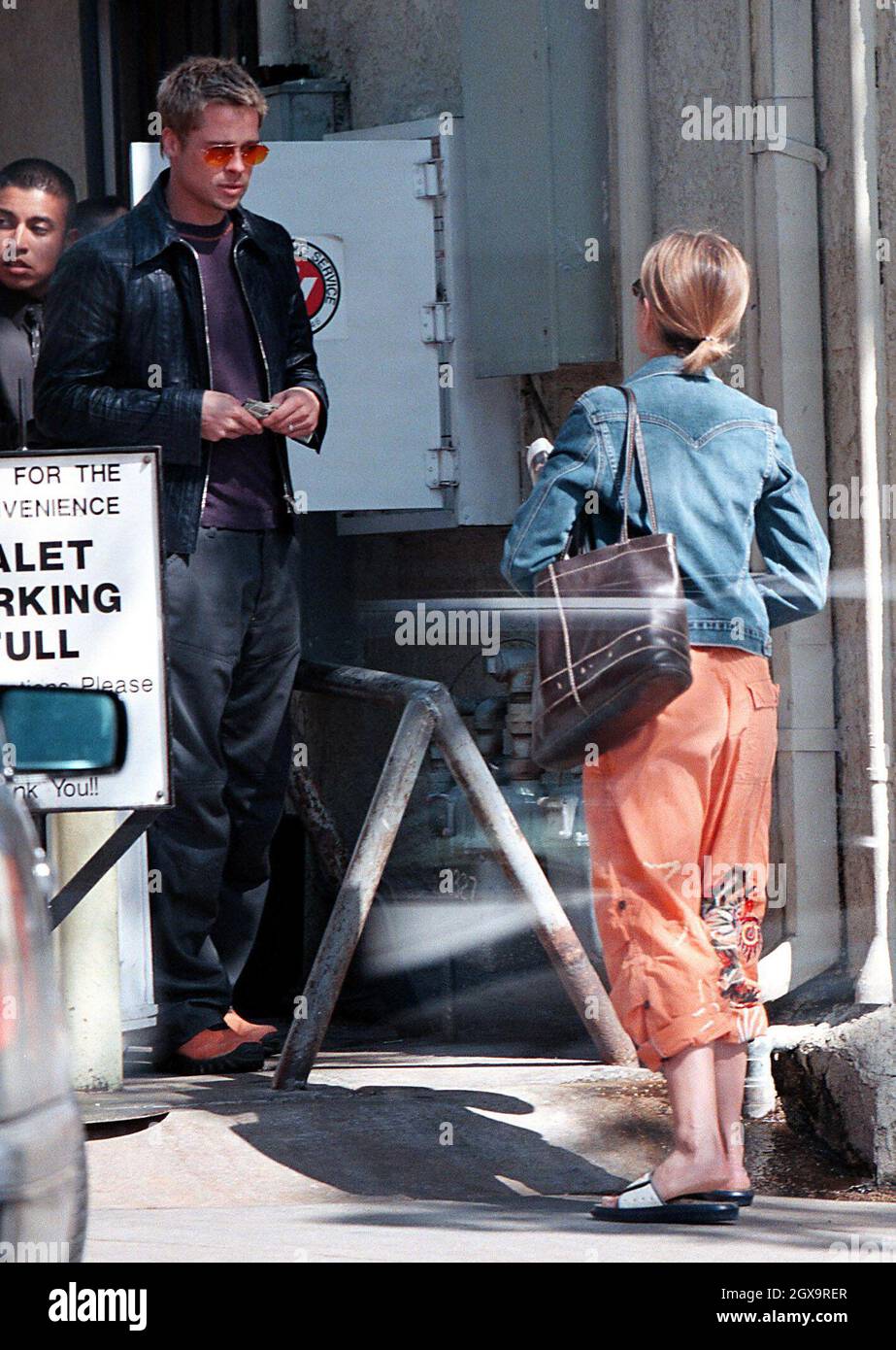 Jennifer Aniston and Brad Pitt having a romantic lunch in a posh West ...