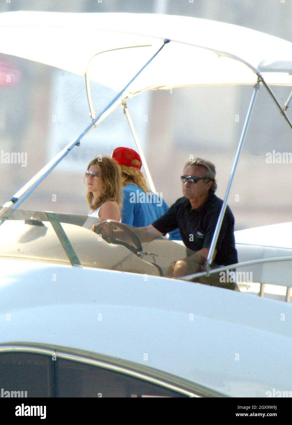 Brad pitt and jennifer aniston boat hi-res stock photography and images ...