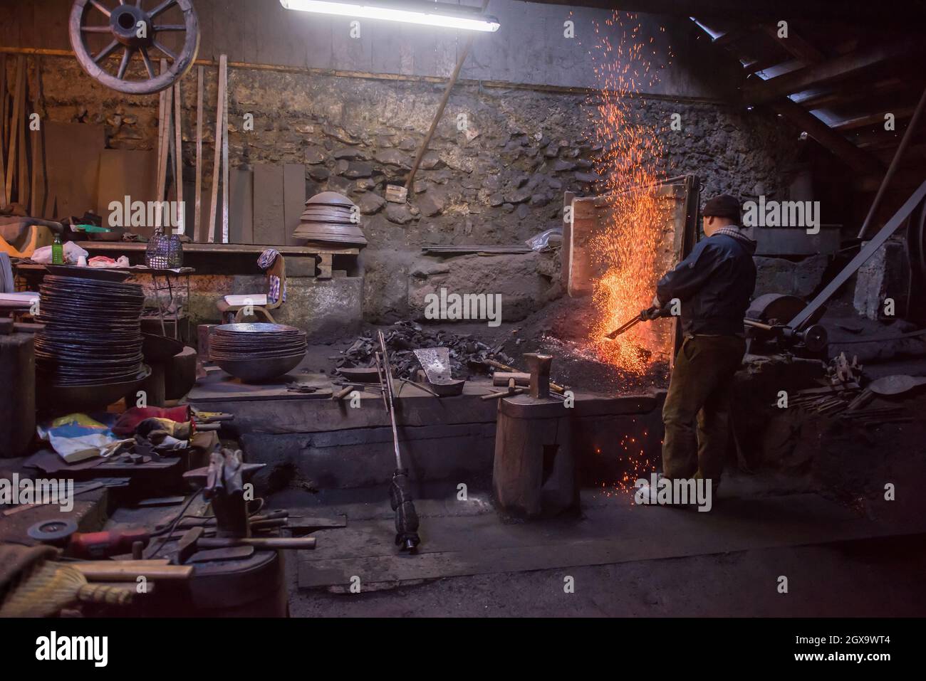 Craftsman working furnace in blacksmiths hi-res stock photography and ...