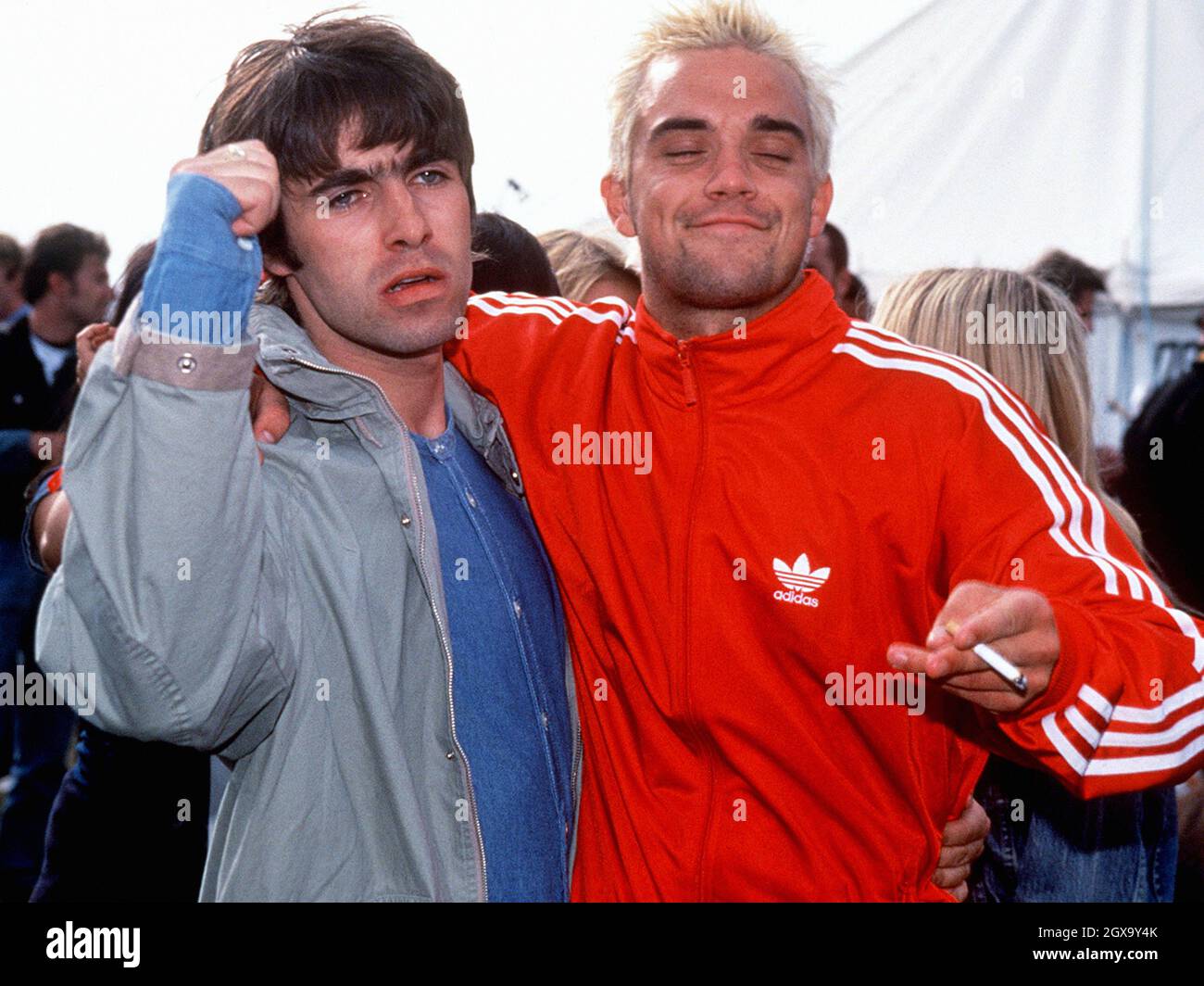 Robbie Williams and Liam Gallagher from Oasis. 29/08/1995 Picture ...