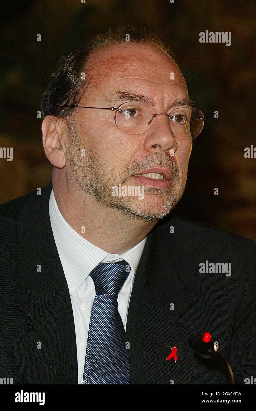 Dr peter piot executive director hi-res stock photography and images ...