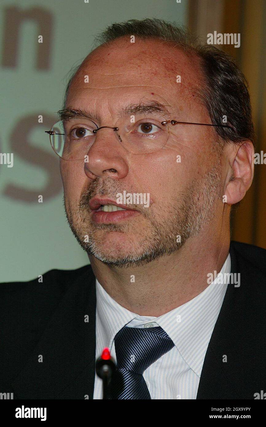 Dr peter piot executive director hi-res stock photography and images ...