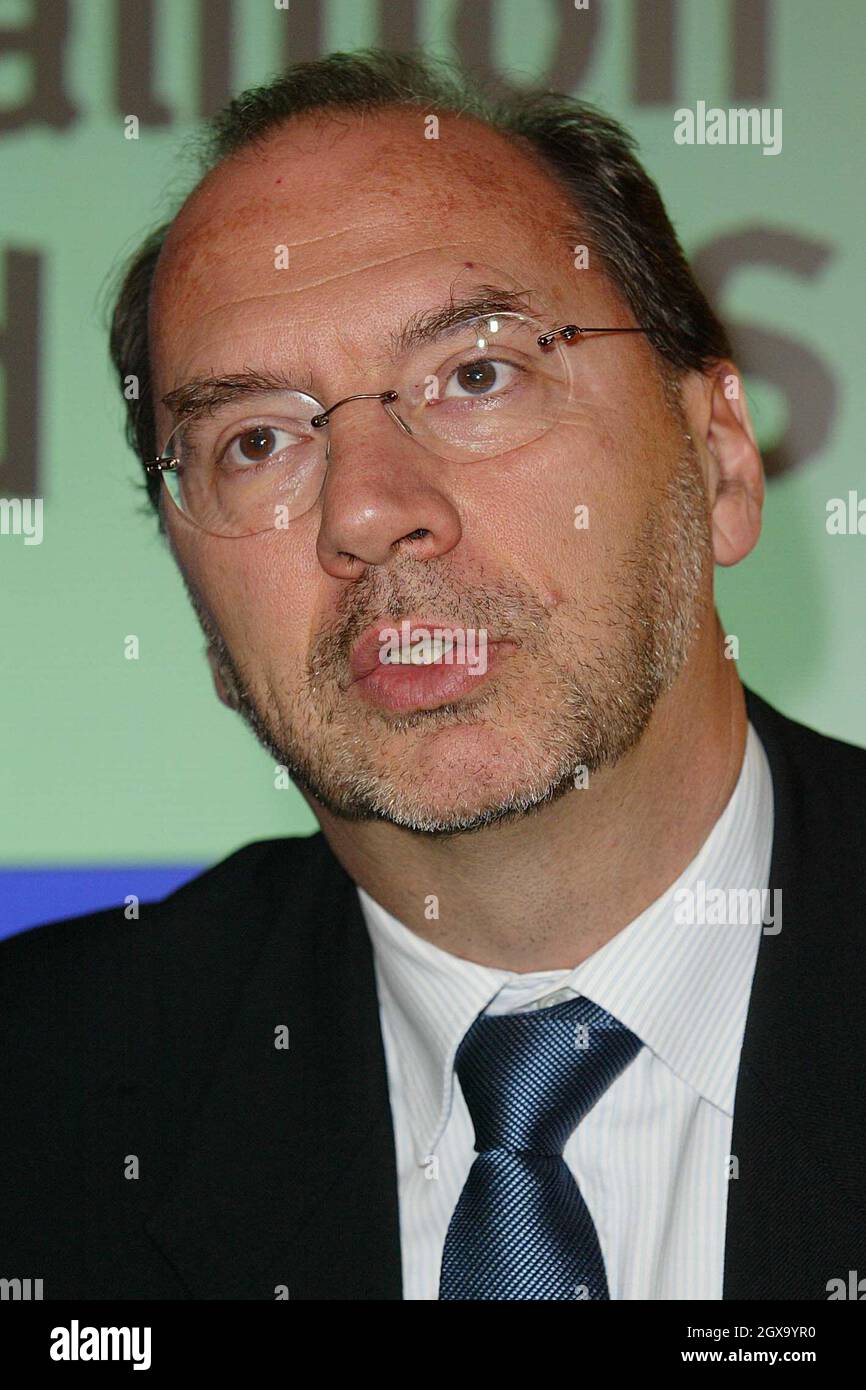 Dr peter piot executive director hi-res stock photography and images ...