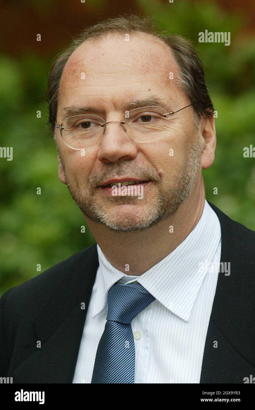 Dr peter piot executive director hi-res stock photography and images ...