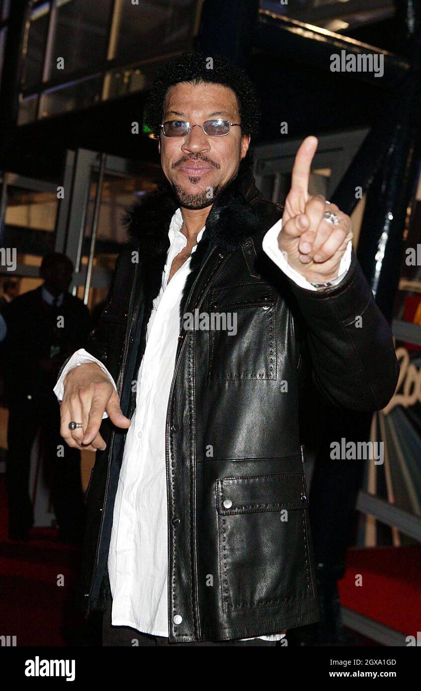 Lionel Richie arrives at the Brit Awards 2004 Stock Photo - Alamy
