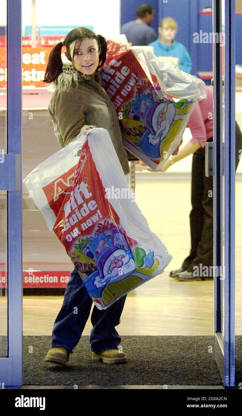 Ex Hearsay singer and wife to Jack Ryder, Kym Marsh Xmas shopping with ...