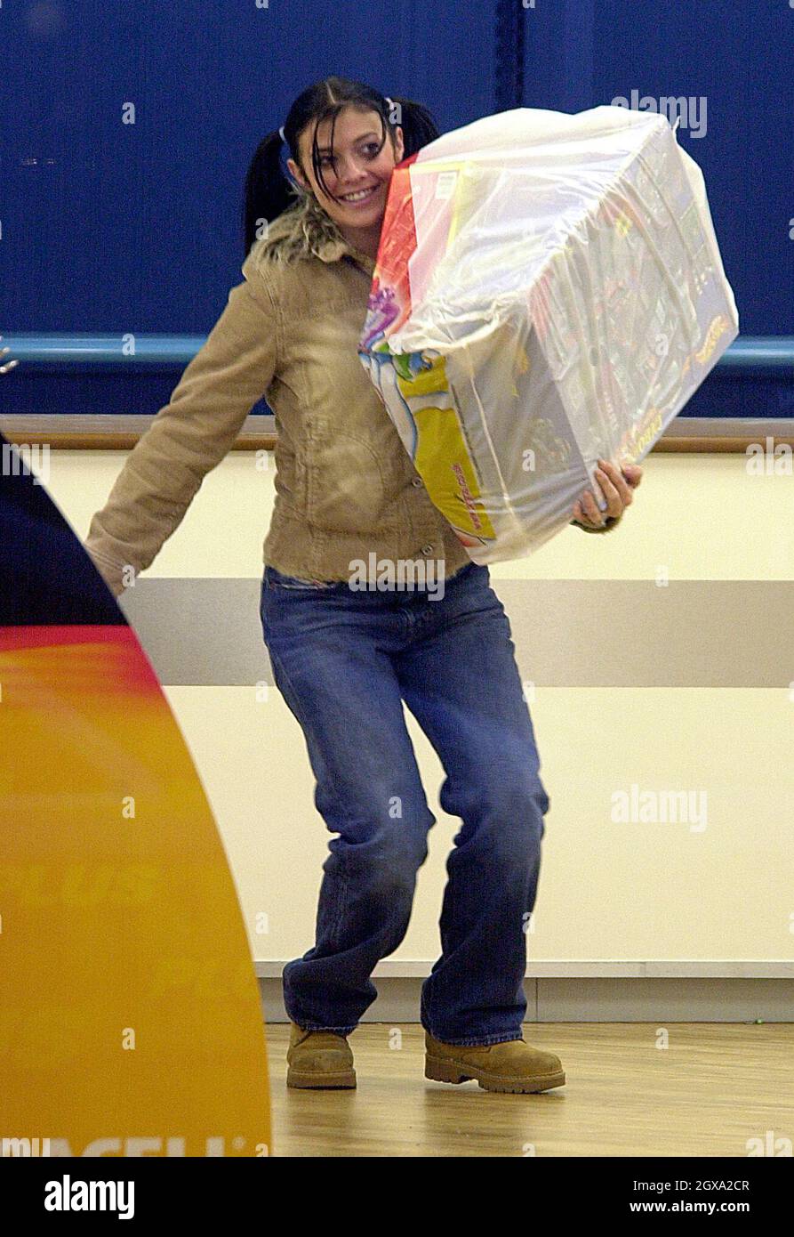 Ex Hearsay singer and wife to Jack Ryder, Kym Marsh Xmas shopping with ...