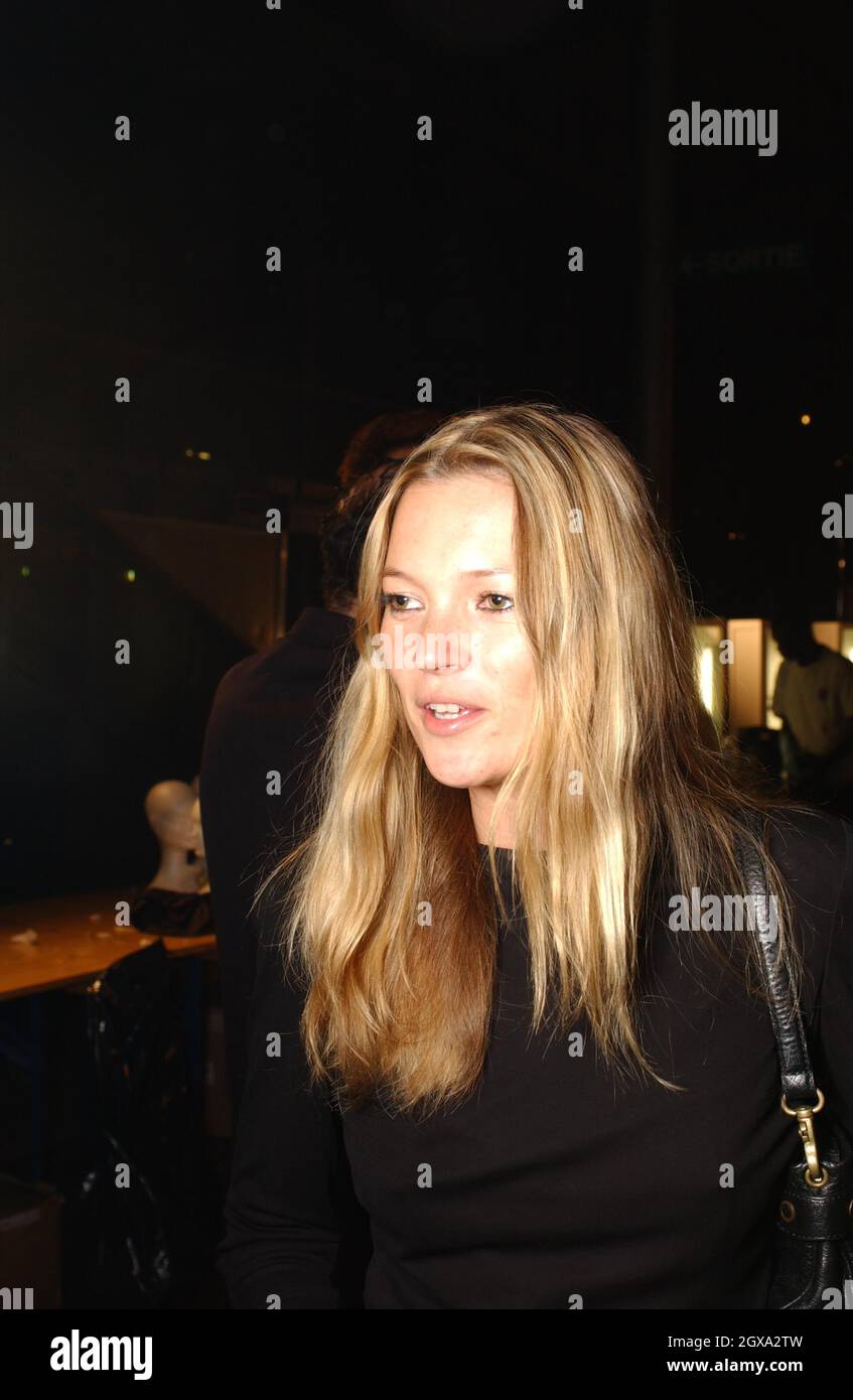 Kate Moss backstage at the Alexander McQueen Fashion Show at Paris ...