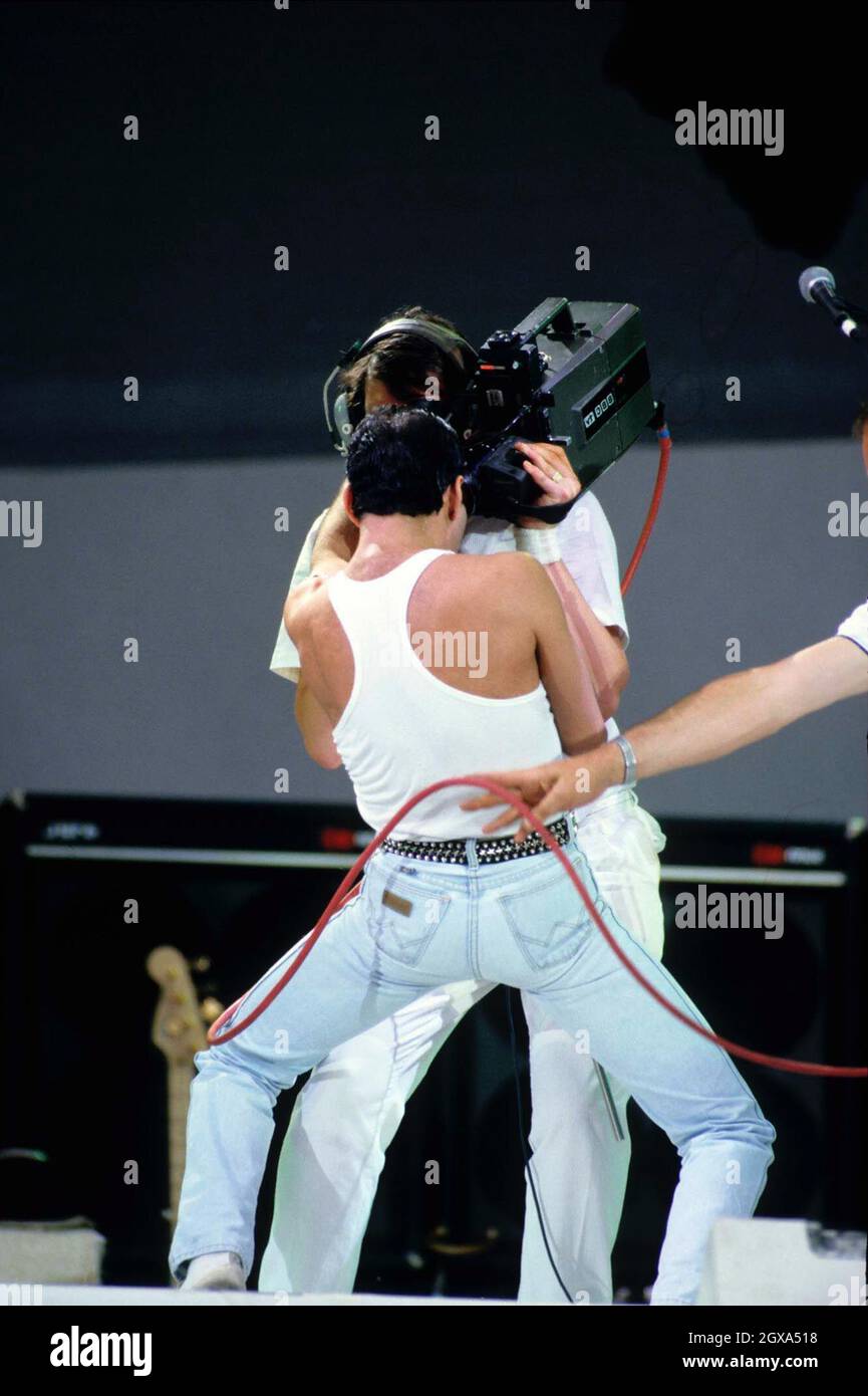Freddie Mercury of Queen performing live at the Live Aid charity ...