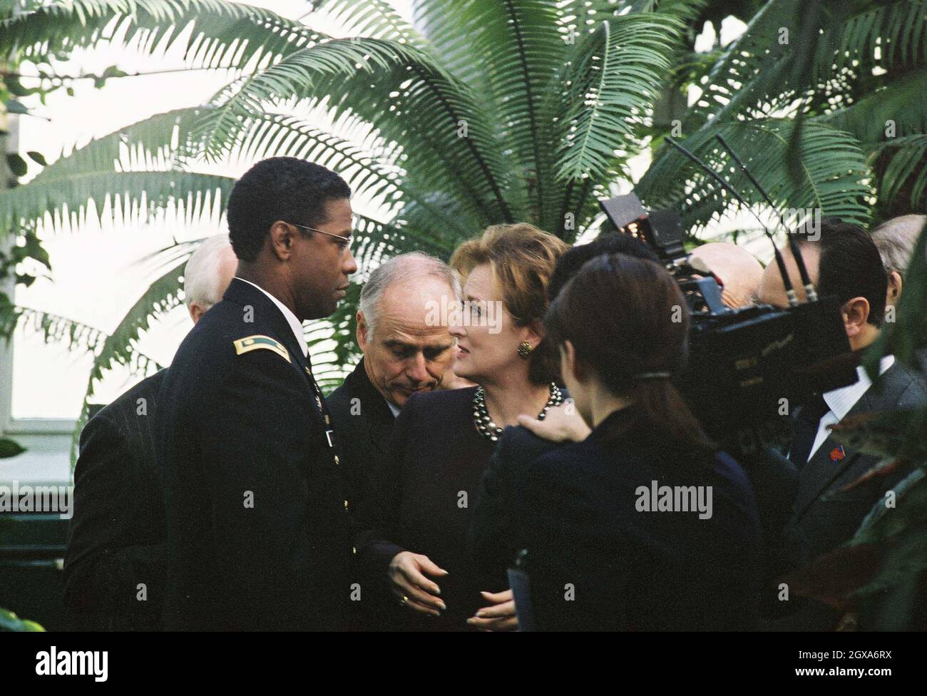 Denzel Washington as Major Ben Marco and Meryl Streep as Senator ...