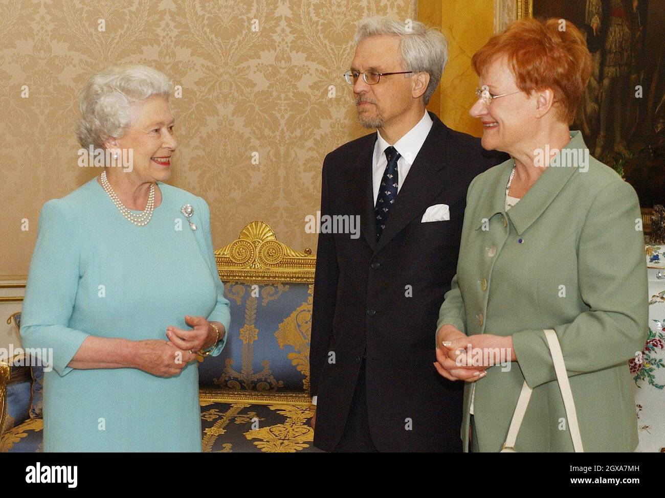 Queen elizabeth ii receives mrs tarja halonen hi-res stock photography ...