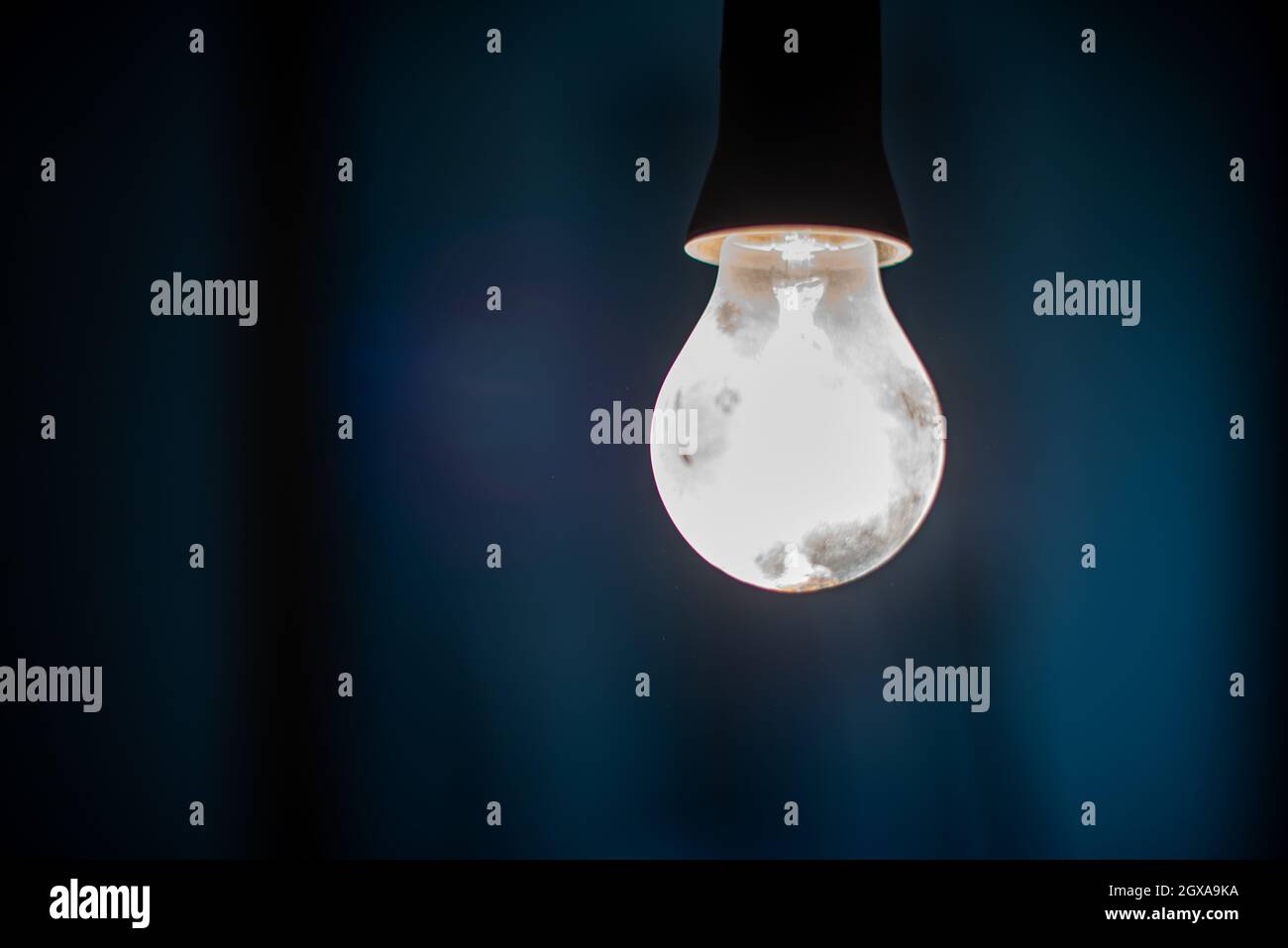Electric lighting bulb on the dark background Stock Photo - Alamy