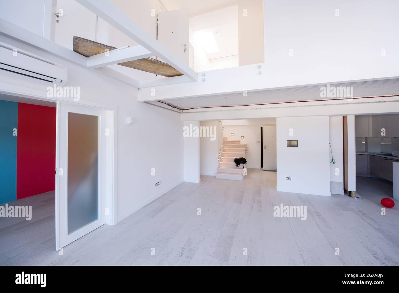 Beautiful empty apartment hardwood hi-res stock photography and images ...