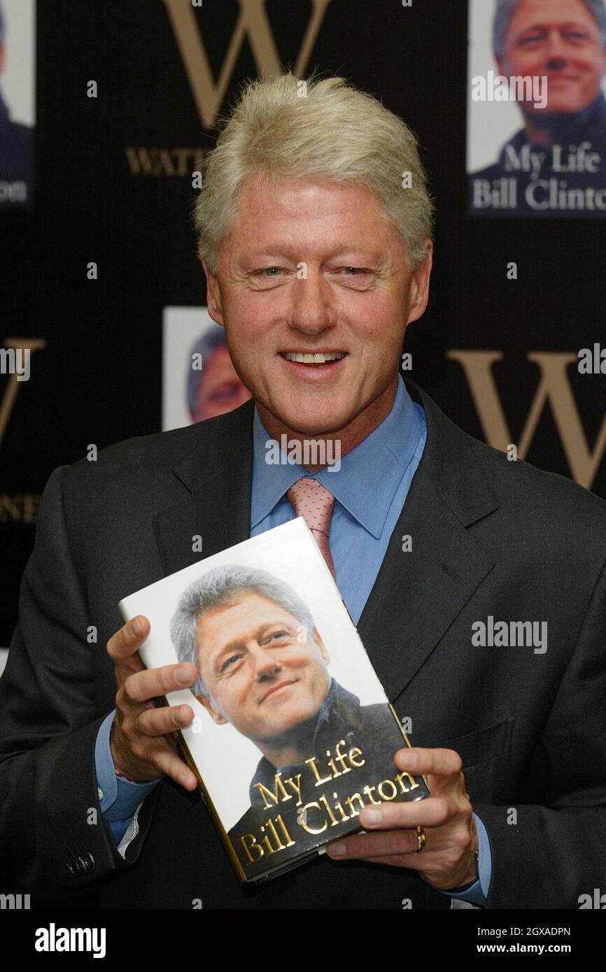 Bill Clinton sings his book at waterstone in piccadilly Stock Photo - Alamy