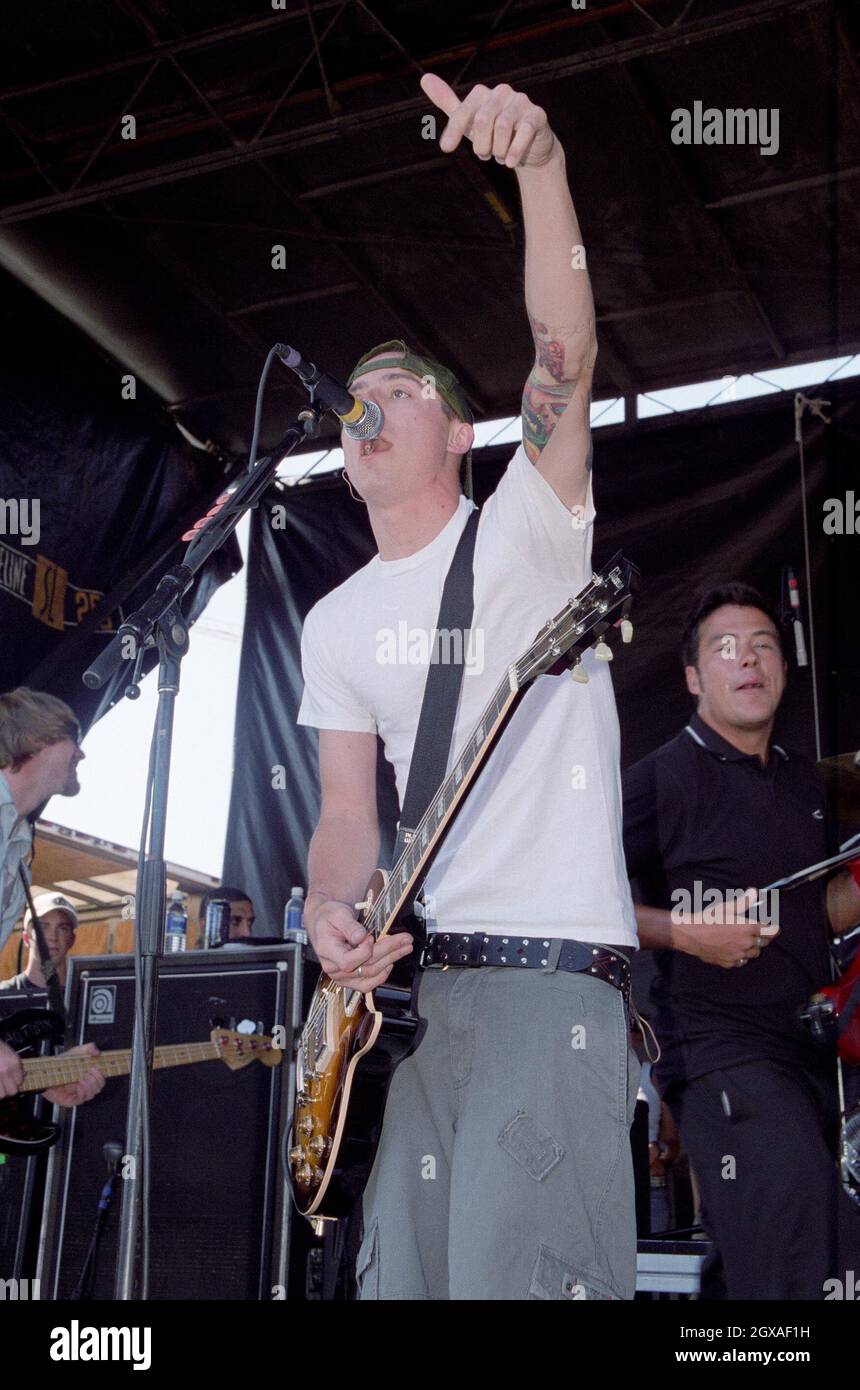 Yellowcard band hi-res stock photography and images - Alamy