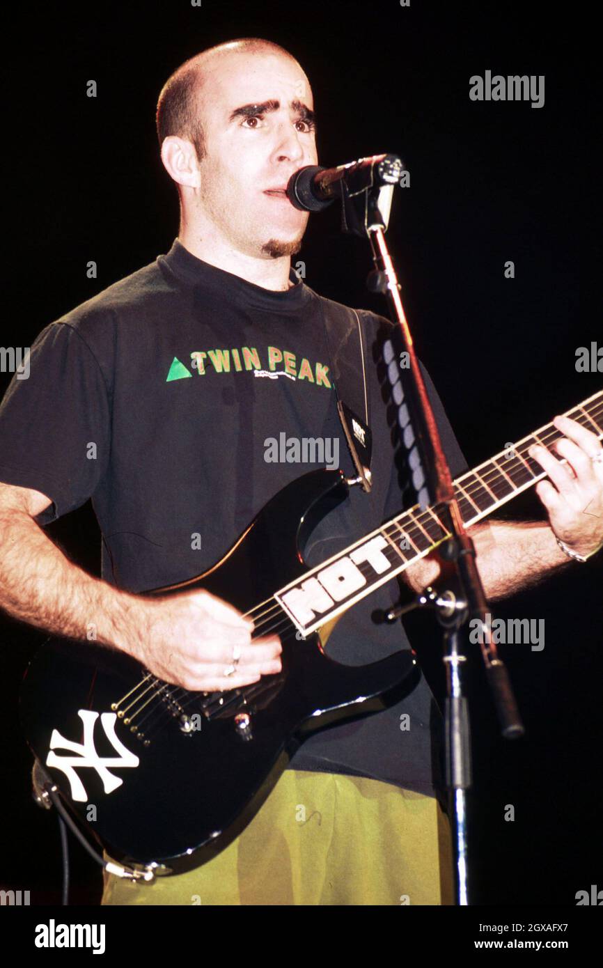 Scott ian guitar hi-res stock photography and images - Alamy