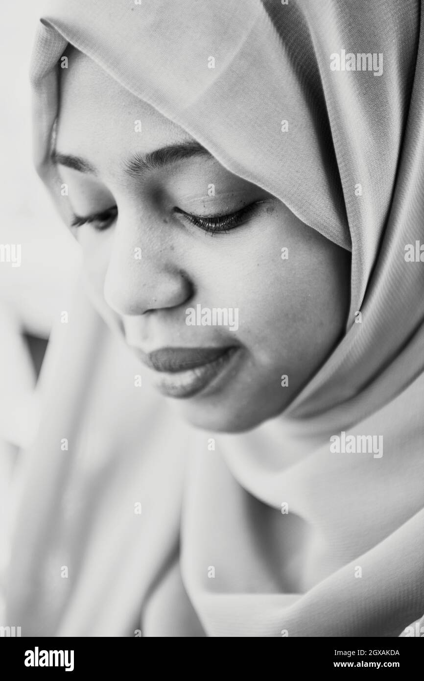 Female muslim wearing hijab Black and White Stock Photos & Images - Alamy