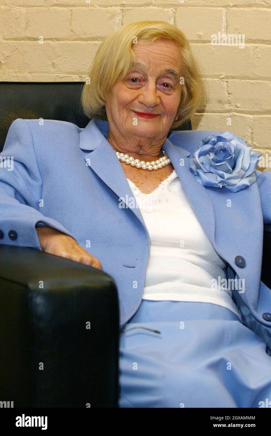 Actress liz smith hi-res stock photography and images - Alamy