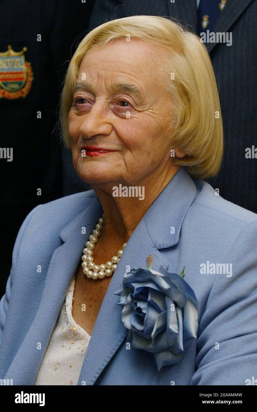 Actress liz smith hi-res stock photography and images - Alamy