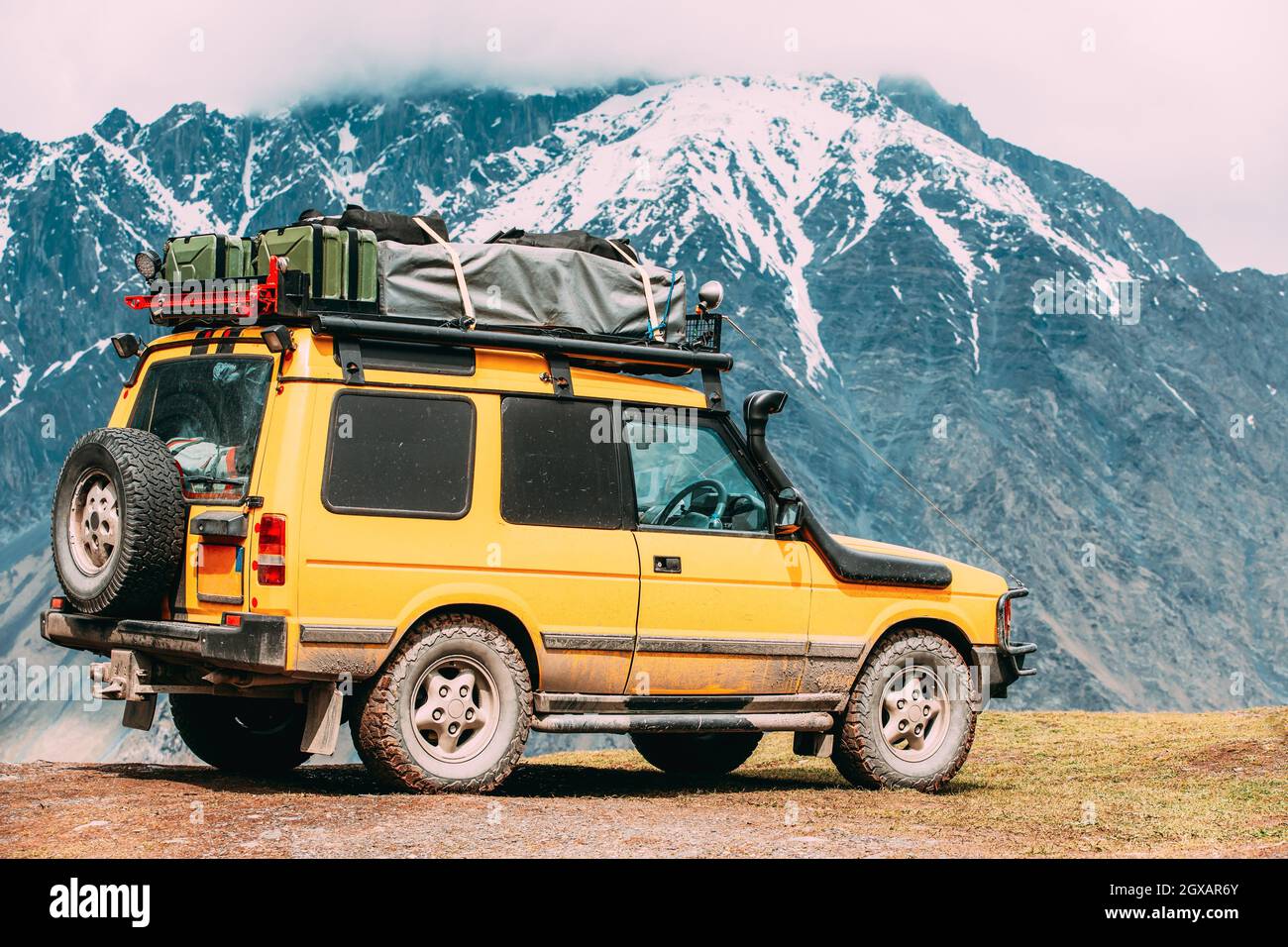 Car on gorge road car on gorge road hi-res stock photography and images ...