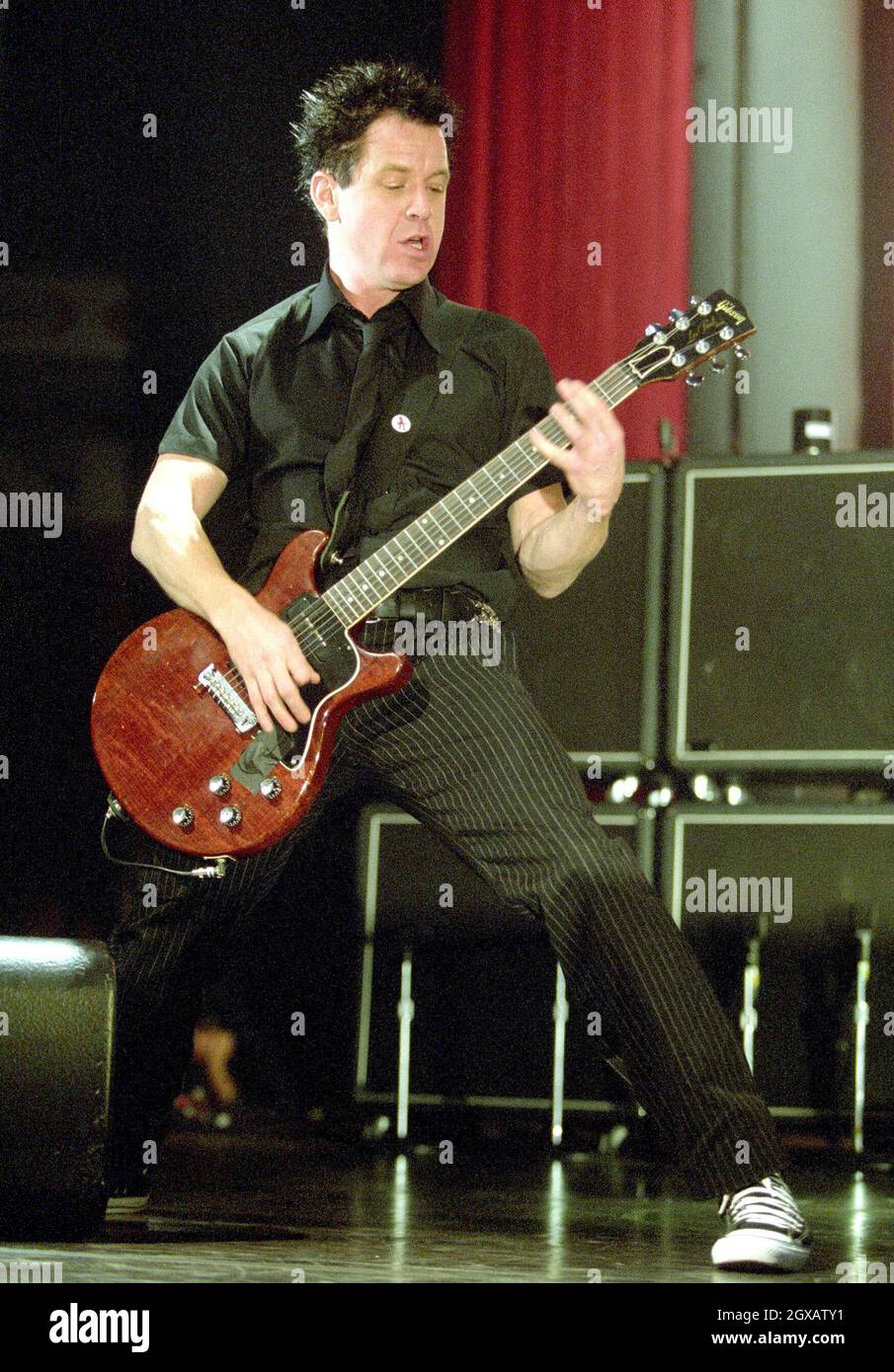 Jason White of Green Day performs at the Pacific Coliseum in Vancouver Stock Photo - Alamy