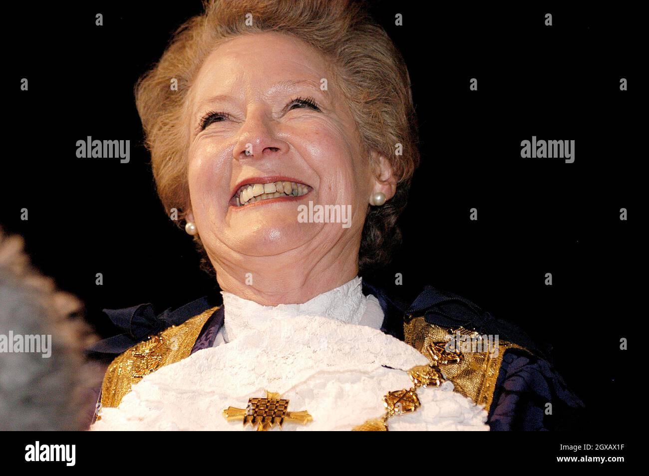 The 2004 Christmas Tree lights are switched on in Trafalgar Square ...