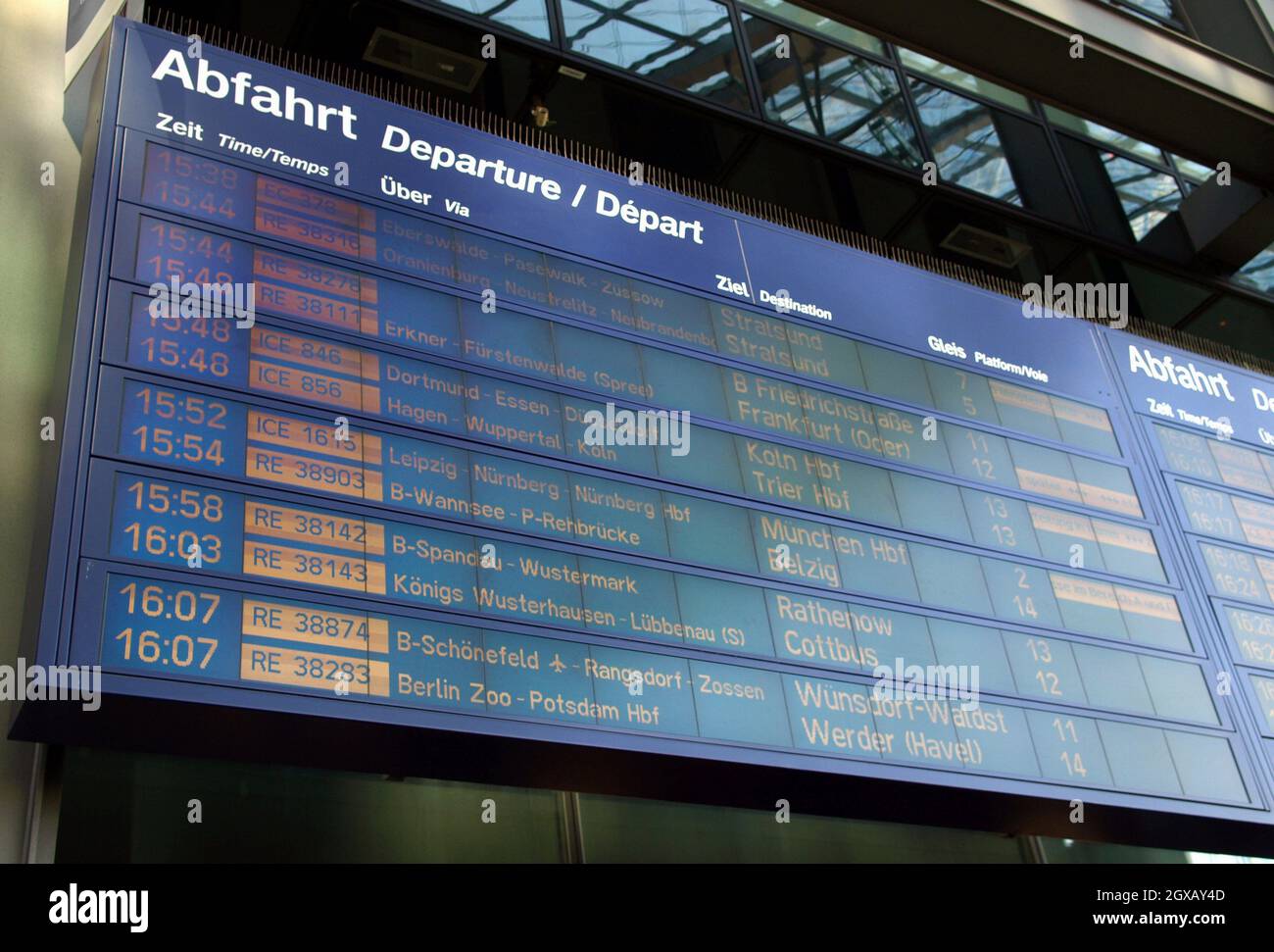 Tube station departure arrival display hi-res stock photography and ...