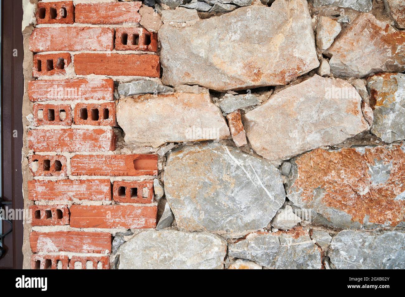 Irregular red stone brick wall hi-res stock photography and images - Alamy