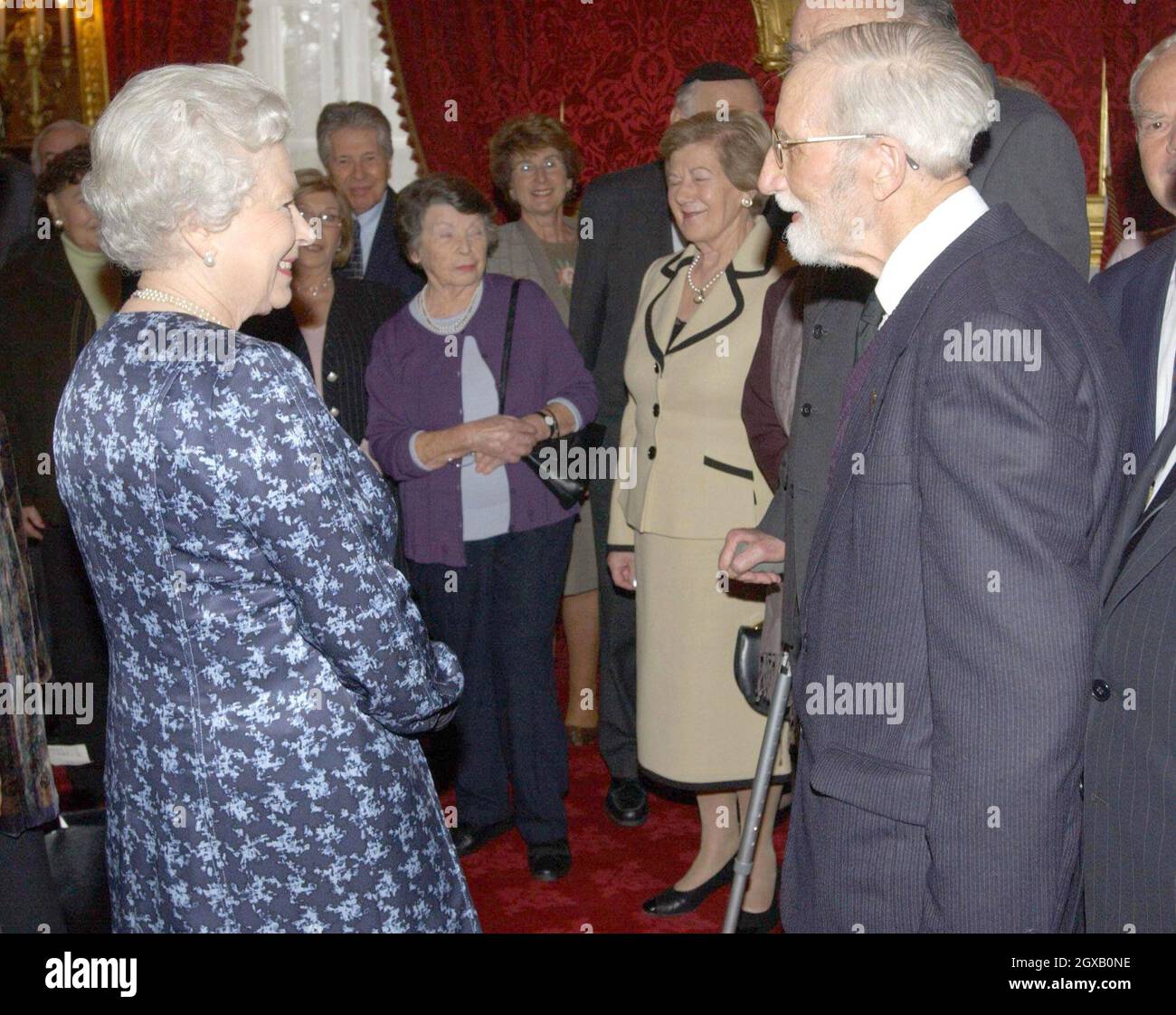 Queen elizabeth ii talks to briton hi-res stock photography and images ...