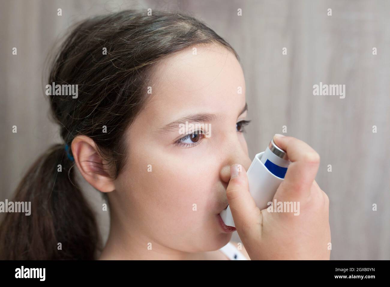Child asthma puffer hi-res stock photography and images - Alamy