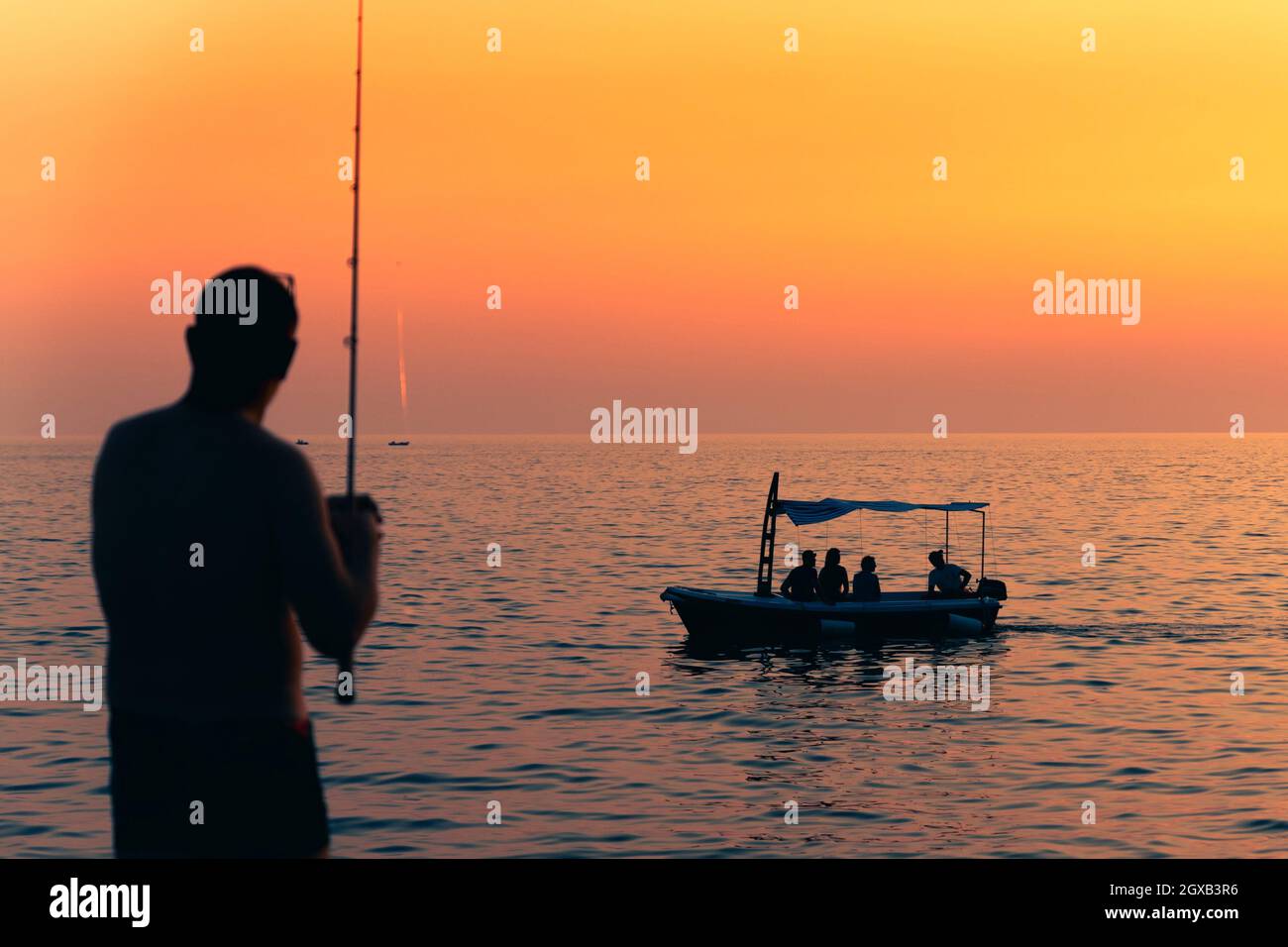 Man boat in sea sunset sky boat hi-res stock photography and images - Alamy