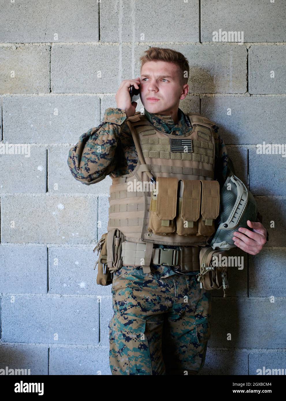 soldier using smartphone and calling home family and friends Stock ...