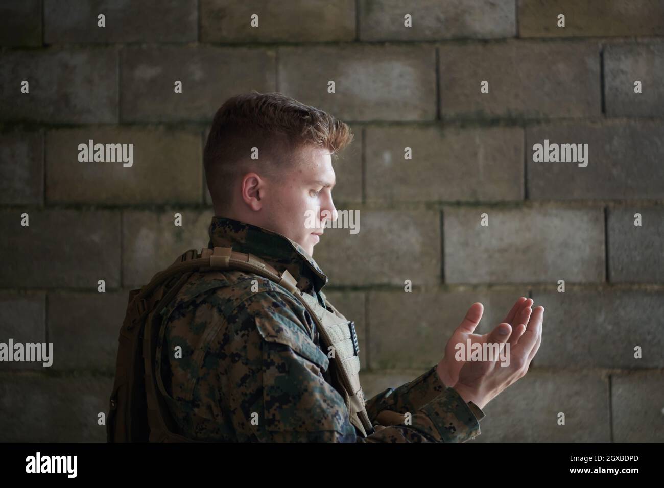 muslim soldier praying traditinal islamic pray Stock Photo - Alamy