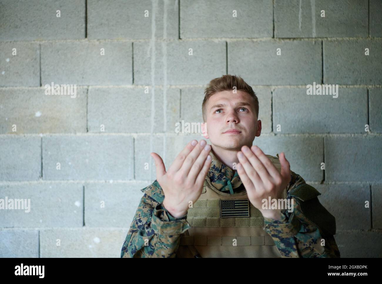 muslim soldier praying traditinal islamic pray Stock Photo - Alamy