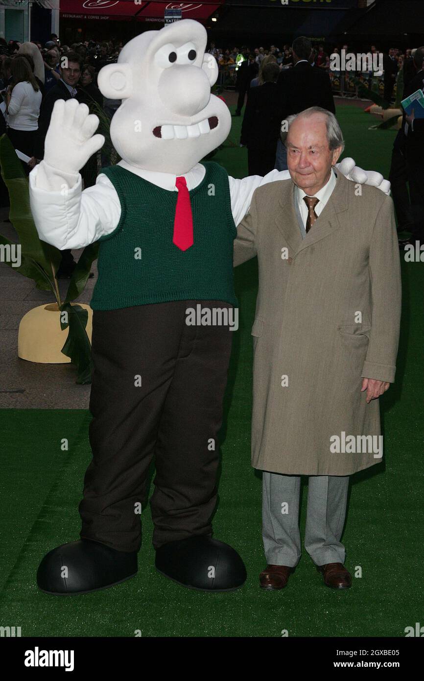 Peter Sallis arriving at the Wallace And Gromit the Curse of the Were ...