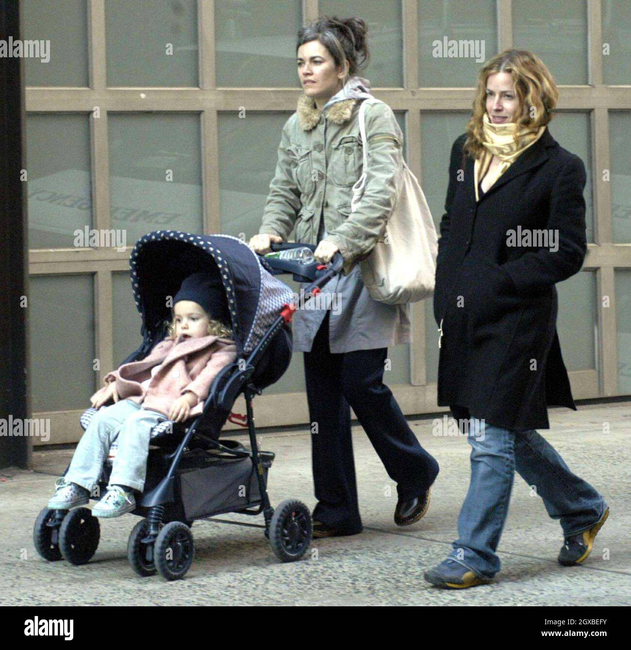 Elizabeth Shue walks with her daughter and some friends in Soho, New ...