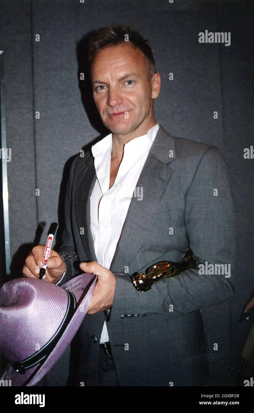 The brit awards 2002 hi-res stock photography and images - Alamy