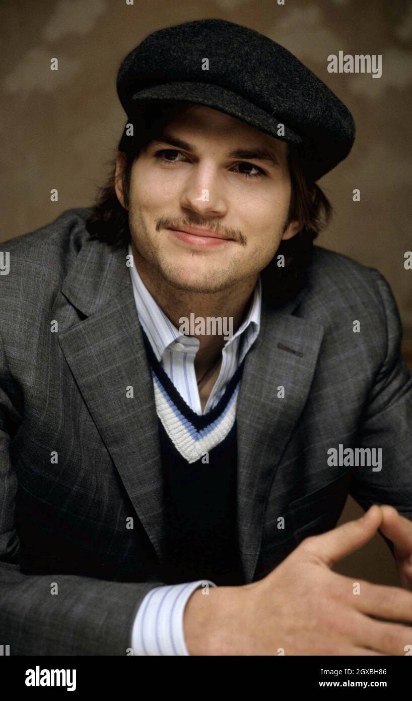 Ashton kutcher at a press conference Stock Photo - Alamy