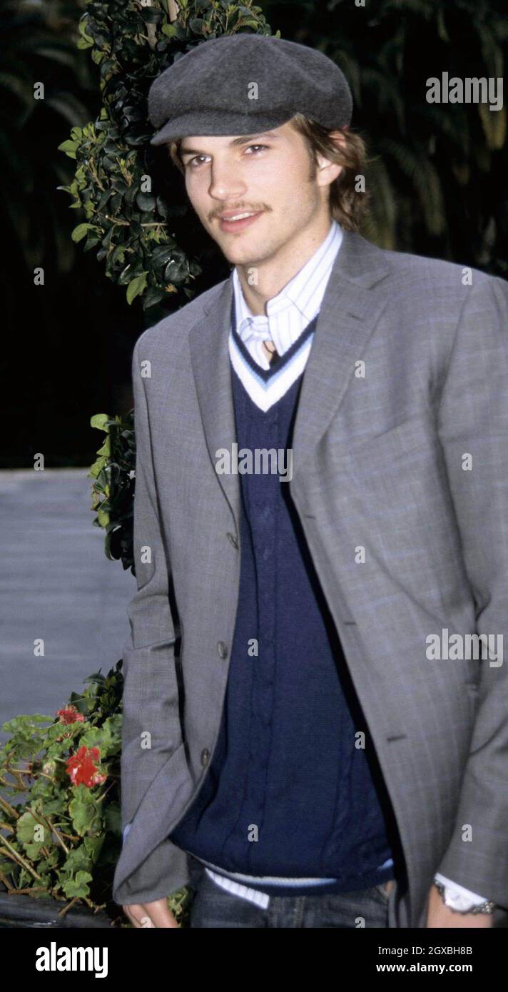 Ashton kutcher at a press conference Stock Photo - Alamy