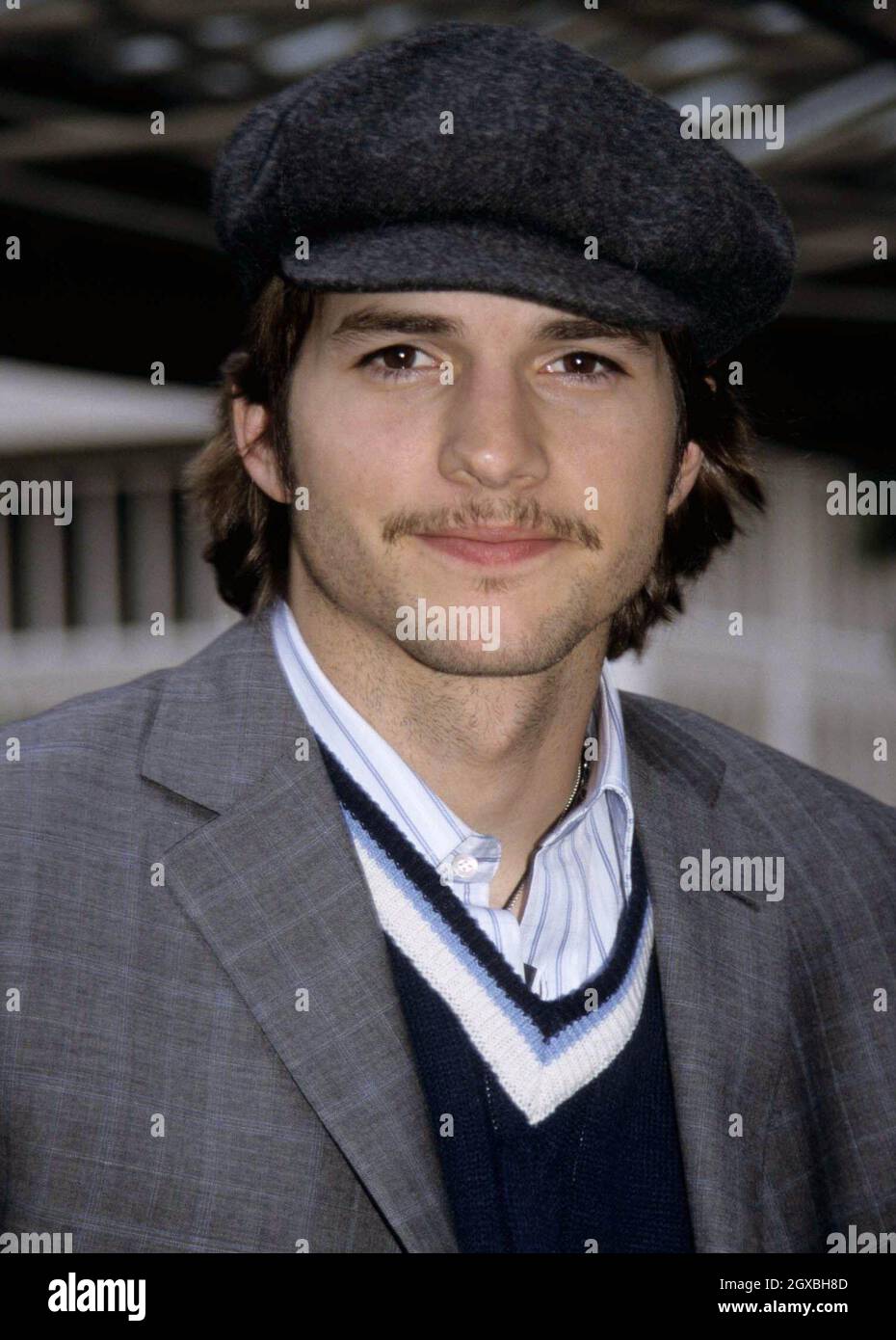 Ashton kutcher at a press conference Stock Photo - Alamy