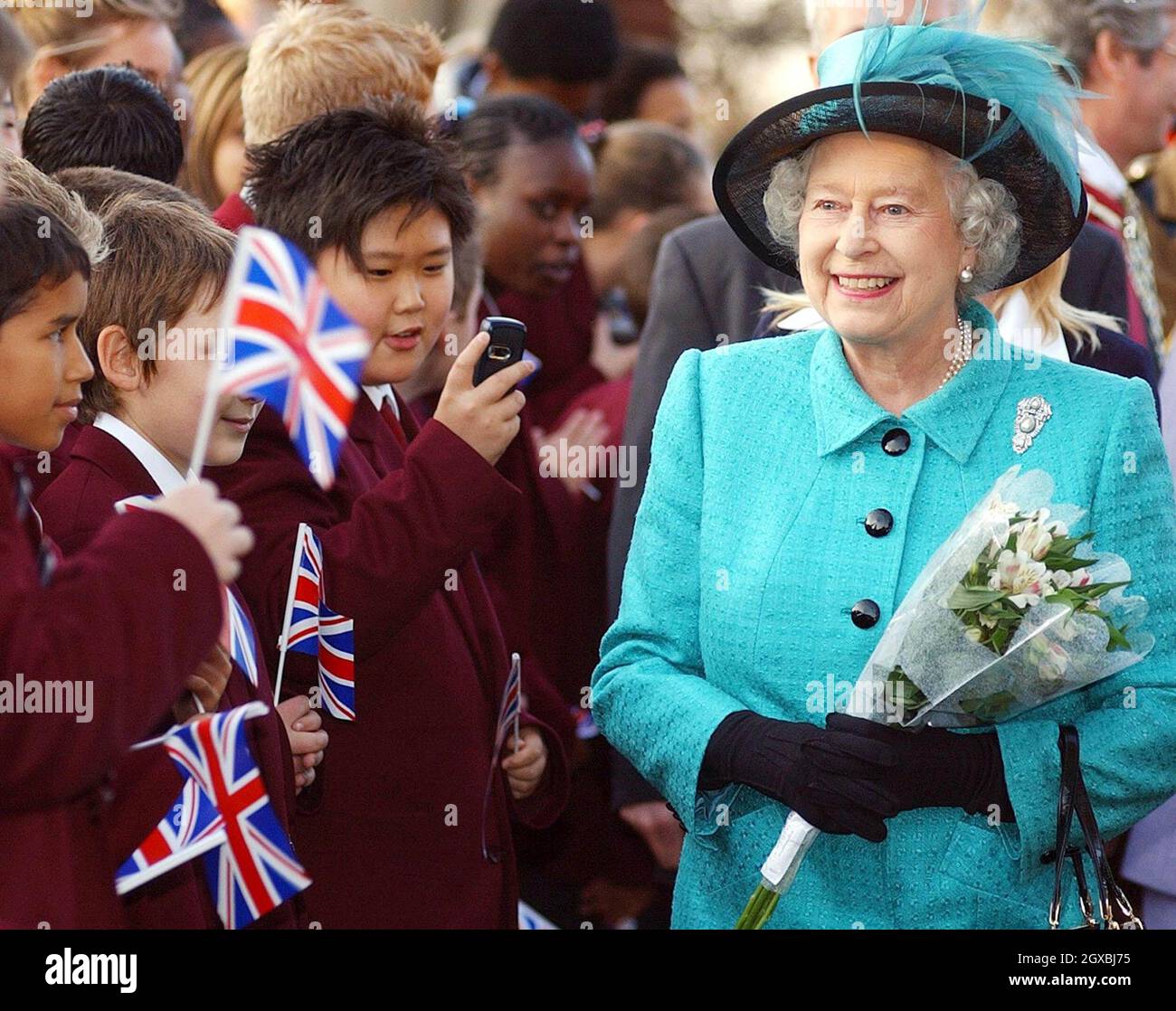 Queen elizabeth ii meets children hi-res stock photography and images ...